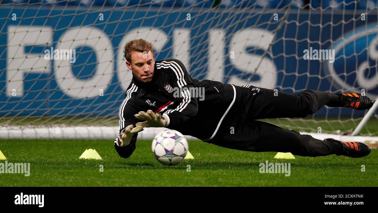 Manuel neuer goalkeeper munich dives hi-res stock photography and ...
