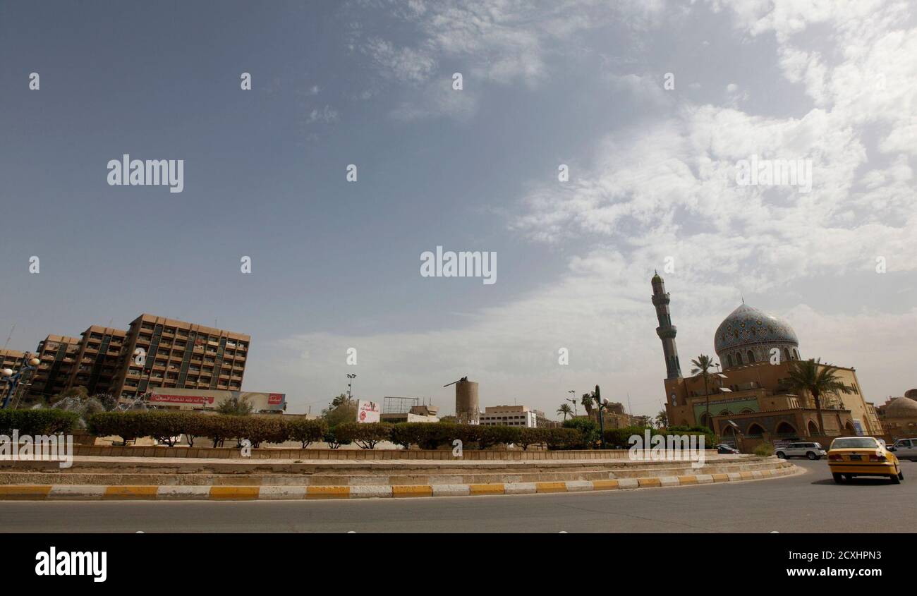 Saddam hussein statue april 2003 hi-res stock photography and images ...