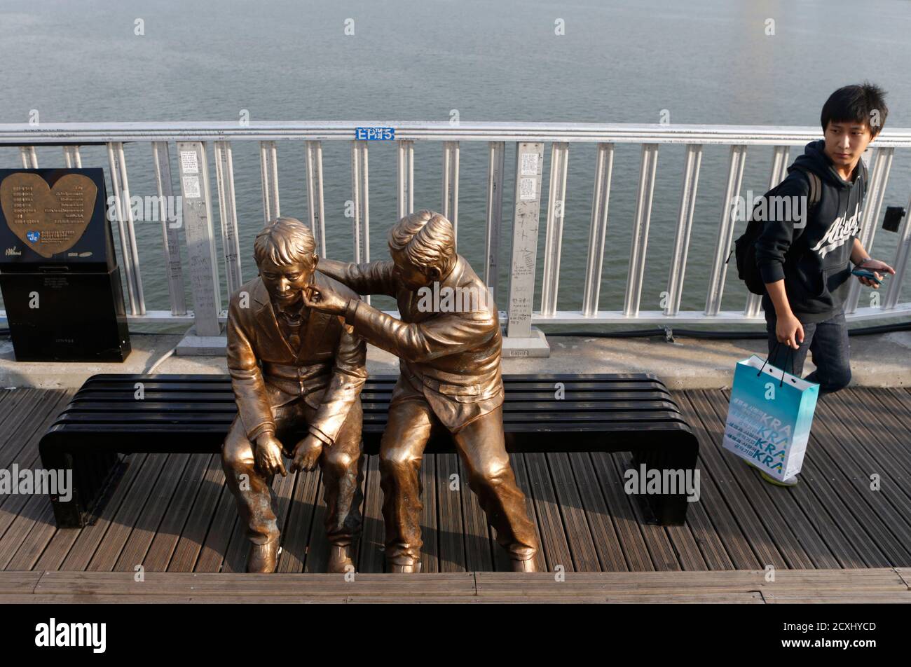 Han river statue hi-res stock photography and images - Alamy