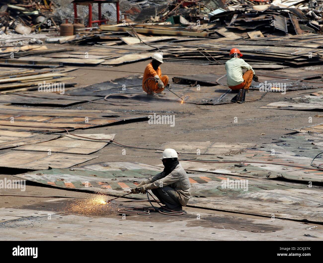 Indian workers alang ship gujarat hi-res stock photography and images - Alamy