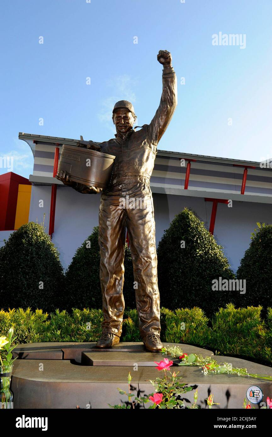 Statue of racing car hi-res stock photography and images - Alamy