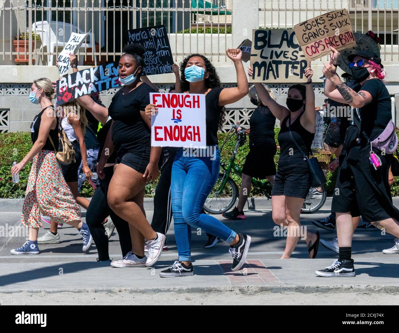 Crowd carrying protest signs hi-res stock photography and images - Alamy