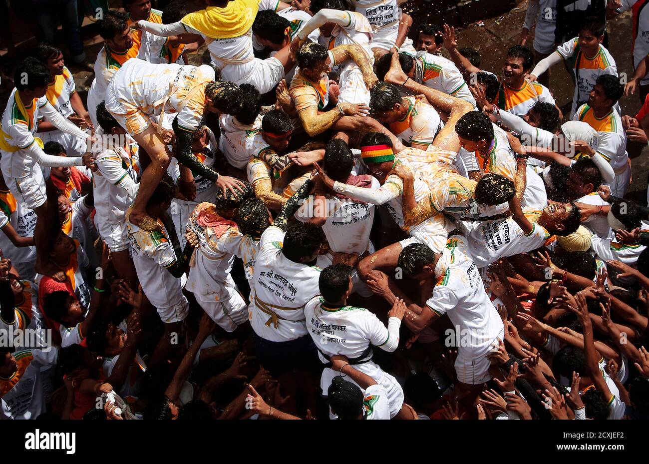 Human pyramid in mumbai hi-res stock photography and images - Alamy