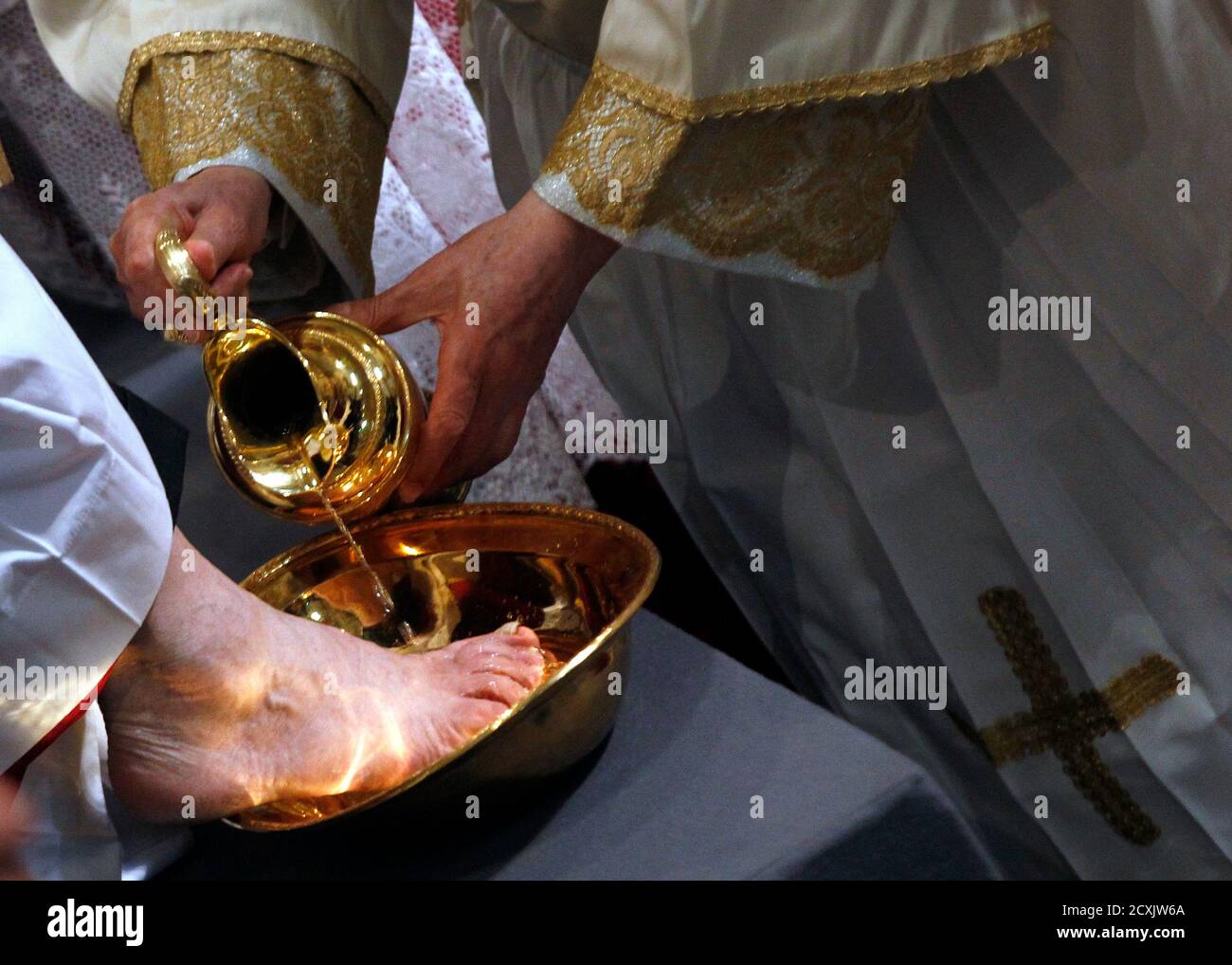 Pope hand gesture hi-res stock photography and images - Alamy