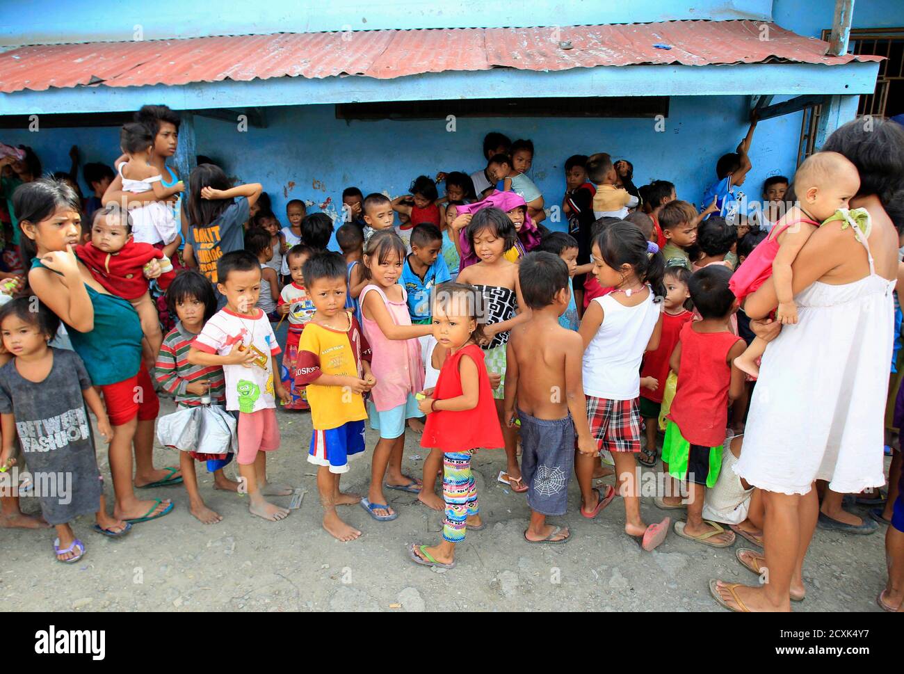 Children queue free food hi-res stock photography and images - Alamy