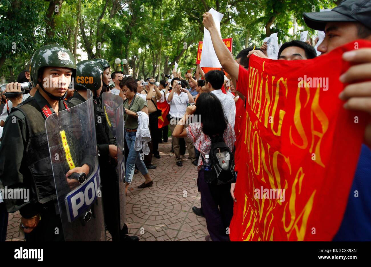 Hanoi policemen hi-res stock photography and images - Alamy