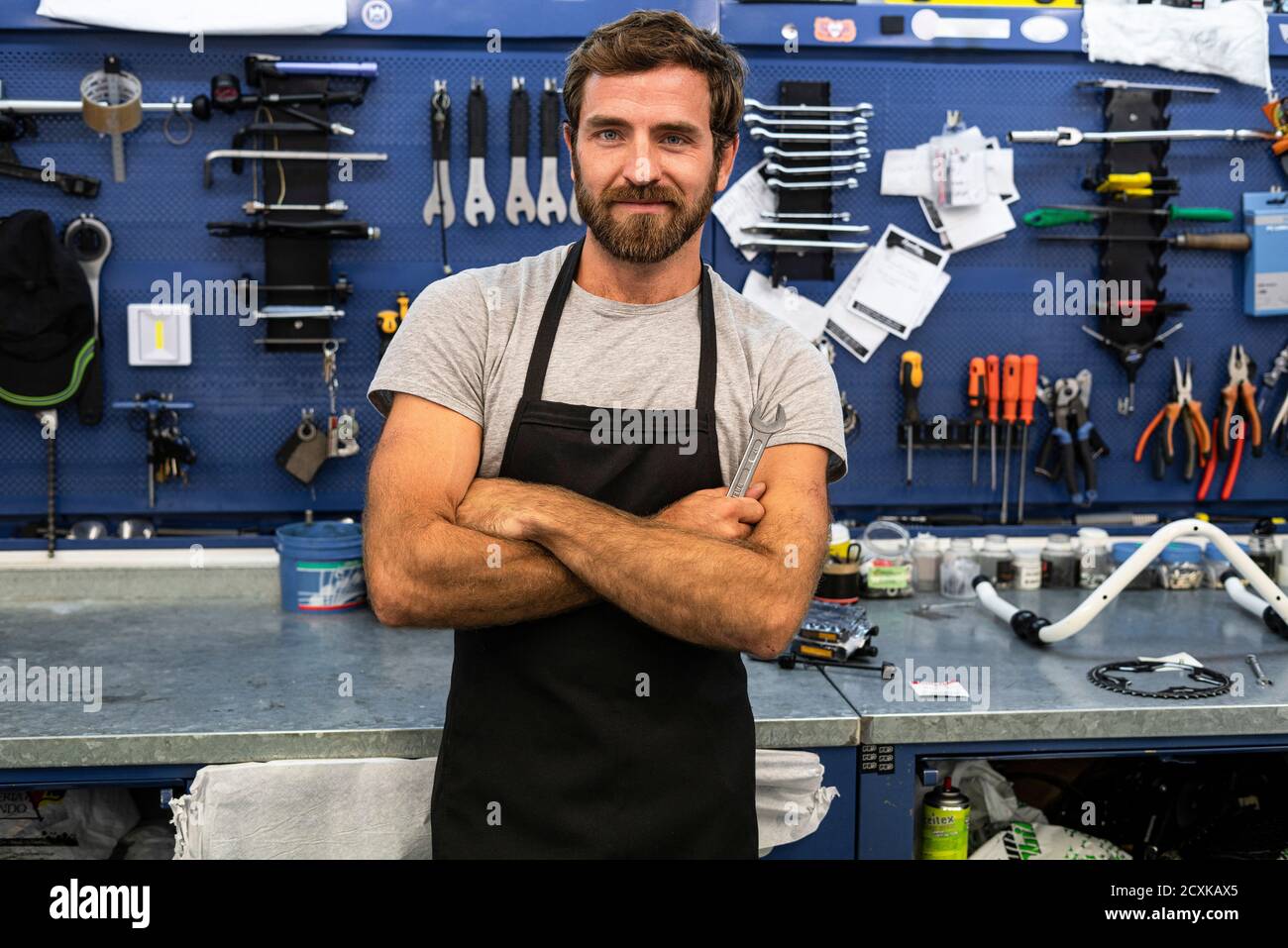 Mechanic arms crossed hi-res stock photography and images - Alamy