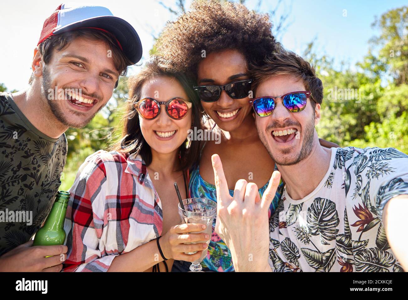 Friends beer poolside hi-res stock photography and images - Alamy