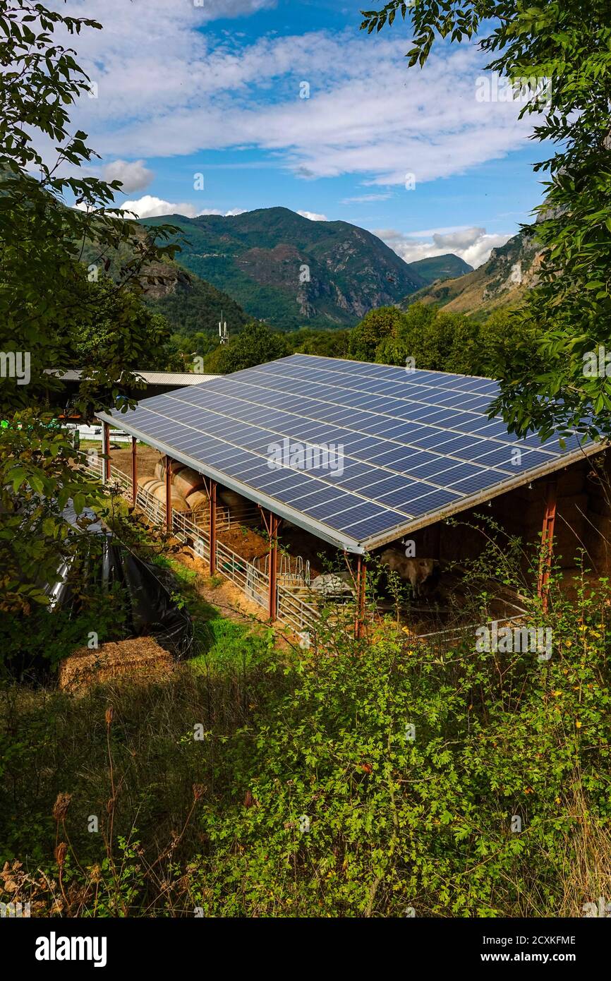 Barn with solar panels hi-res stock photography and images - Alamy