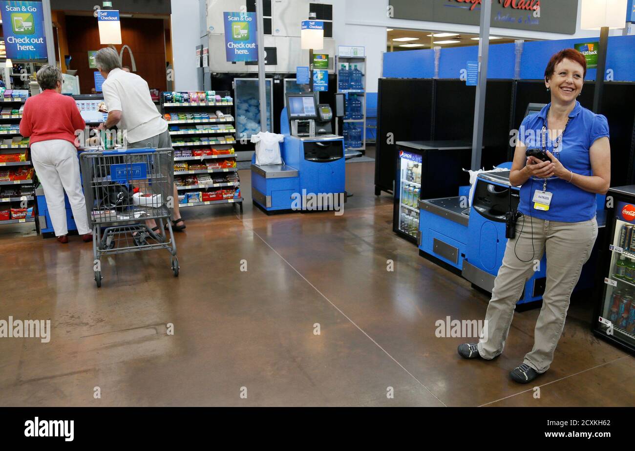 Walmart checkout hi-res stock photography and images - Alamy