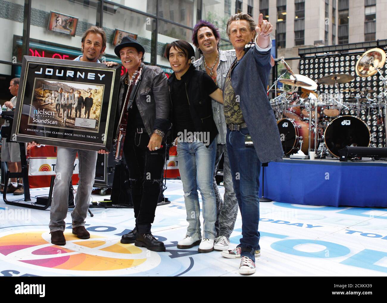 Arnel pineda journey neal schon hi-res stock photography and images - Alamy