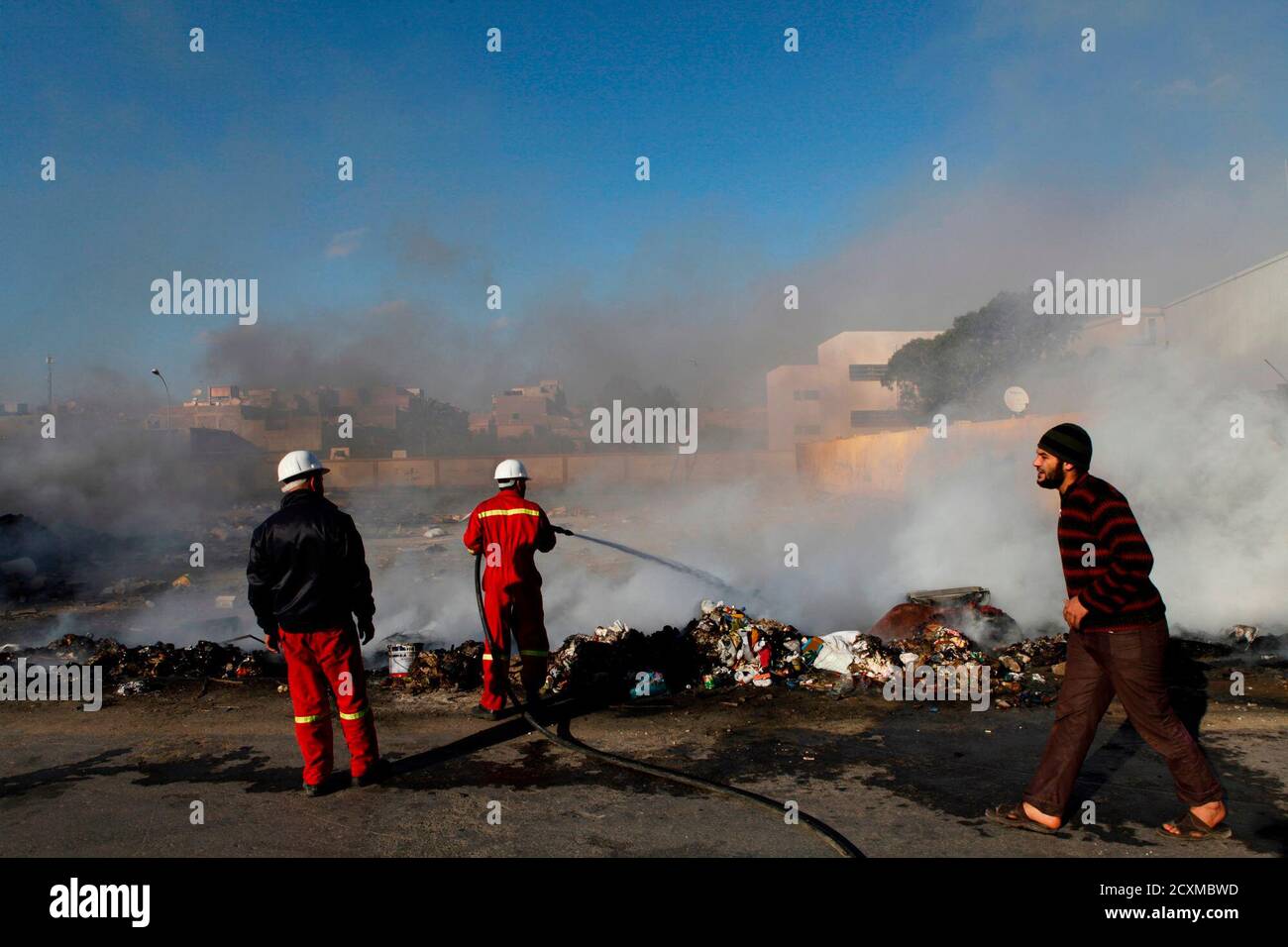 Burning trash cans hi-res stock photography and images - Alamy