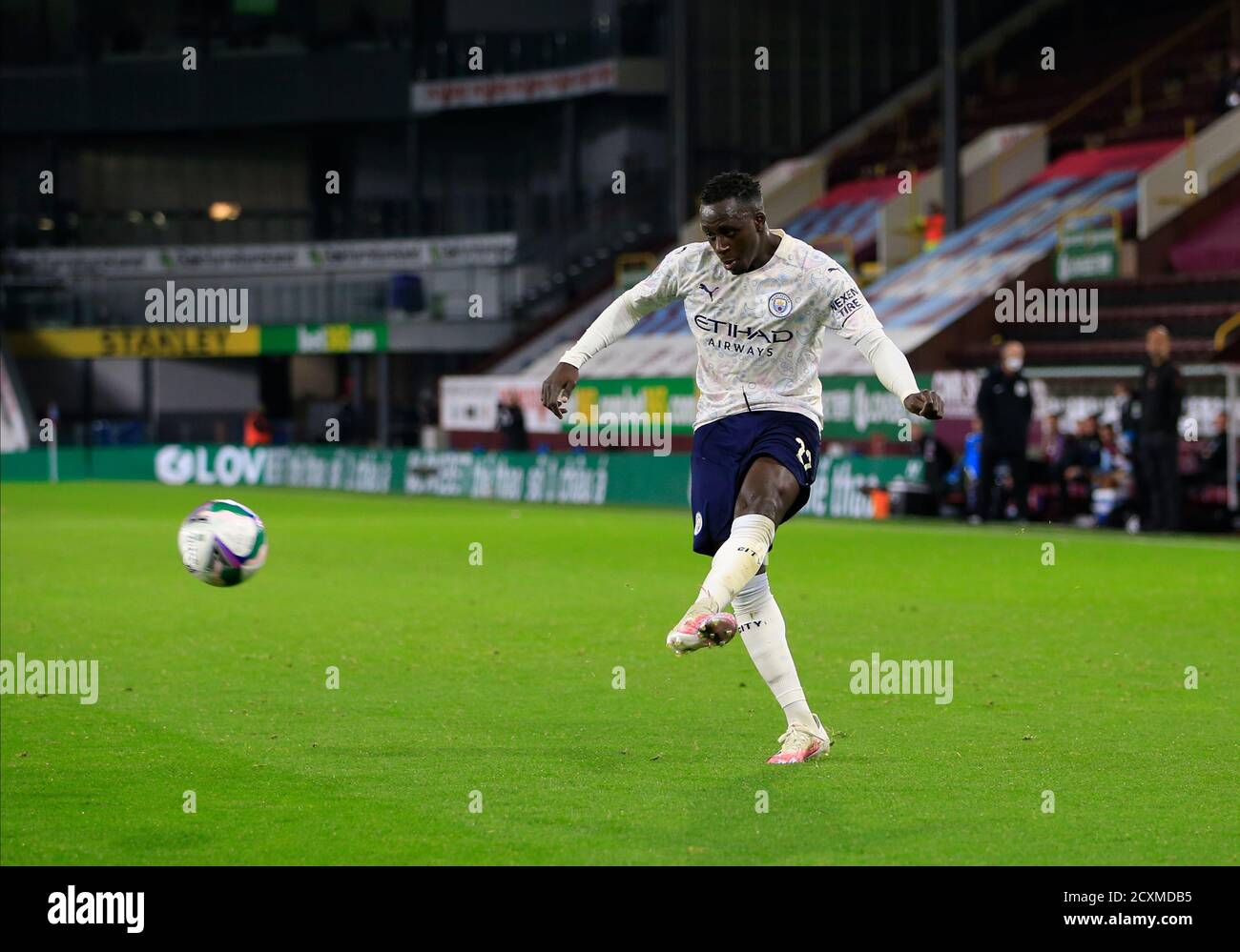 Benjamin Mendy (22) of Manchester City crosses the ball Stock Photo - Alamy