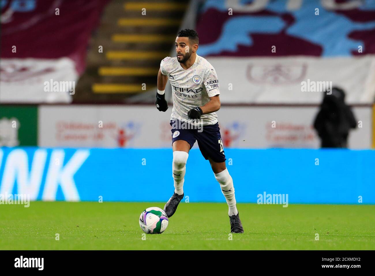 Riyad Mahrez (26) of Manchester City runs with the ball Stock Photo - Alamy