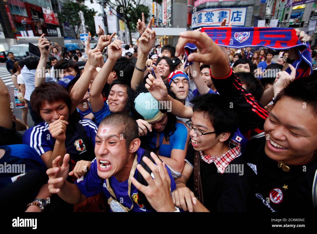 Japan womens fans hi-res stock photography and images - Alamy