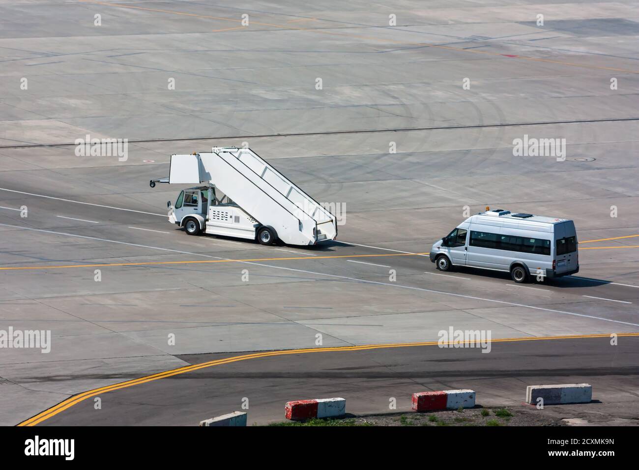 Airport steps vehicle hi-res stock photography and images - Alamy