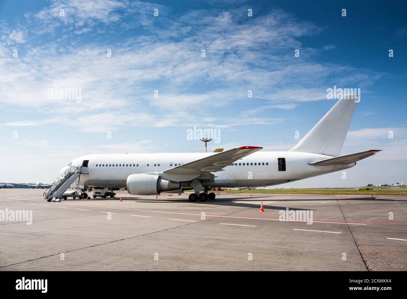 Ground handling wide-body passenger aircraft Stock Photo - Alamy