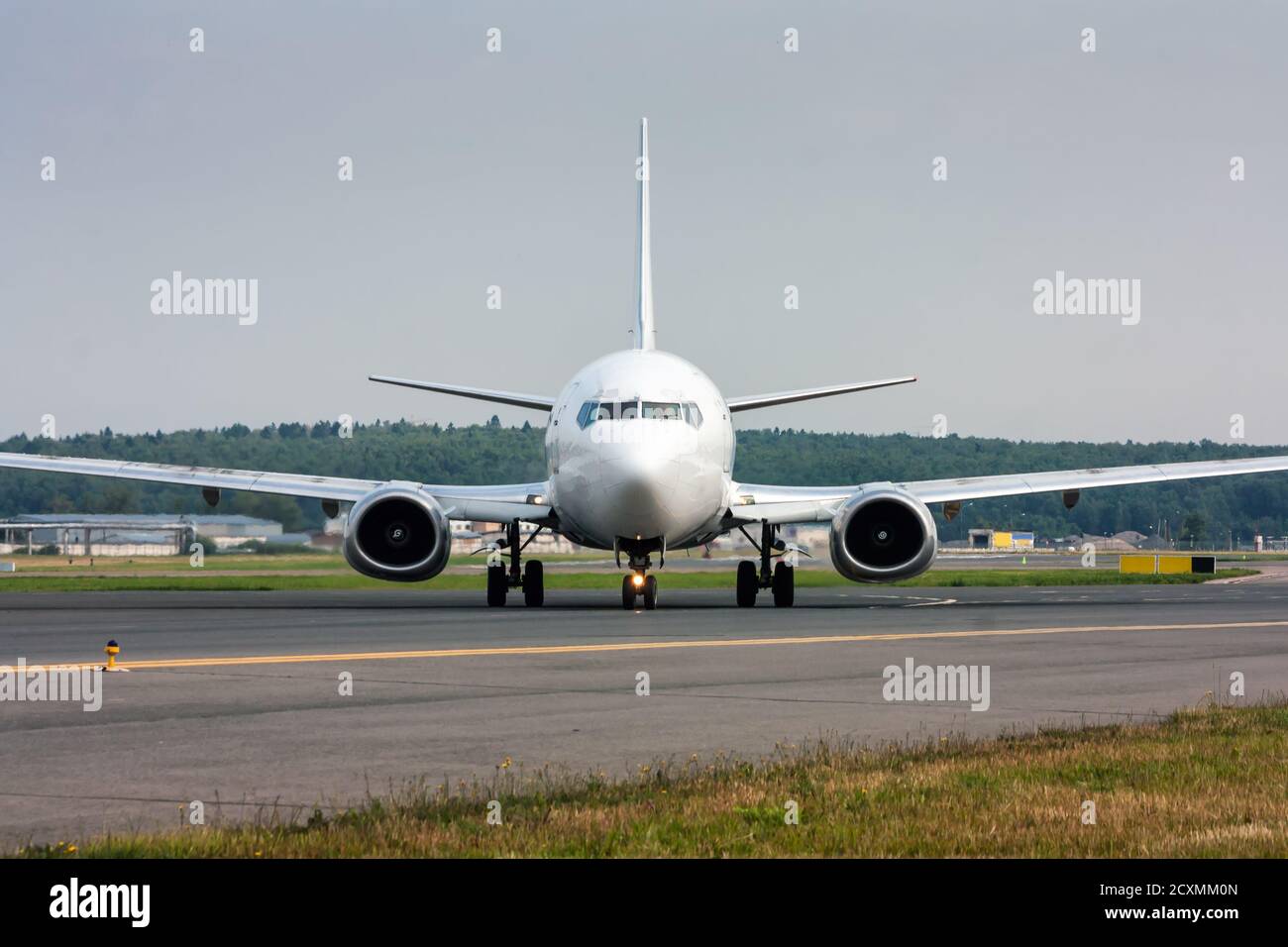 Airplane taxiing on airstrip hi-res stock photography and images - Alamy