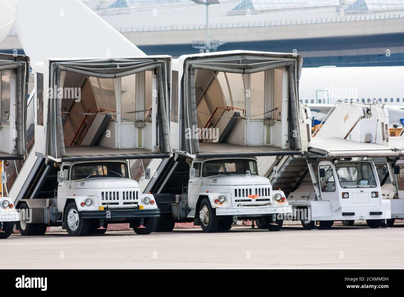 Airport steps vehicle hi-res stock photography and images - Alamy
