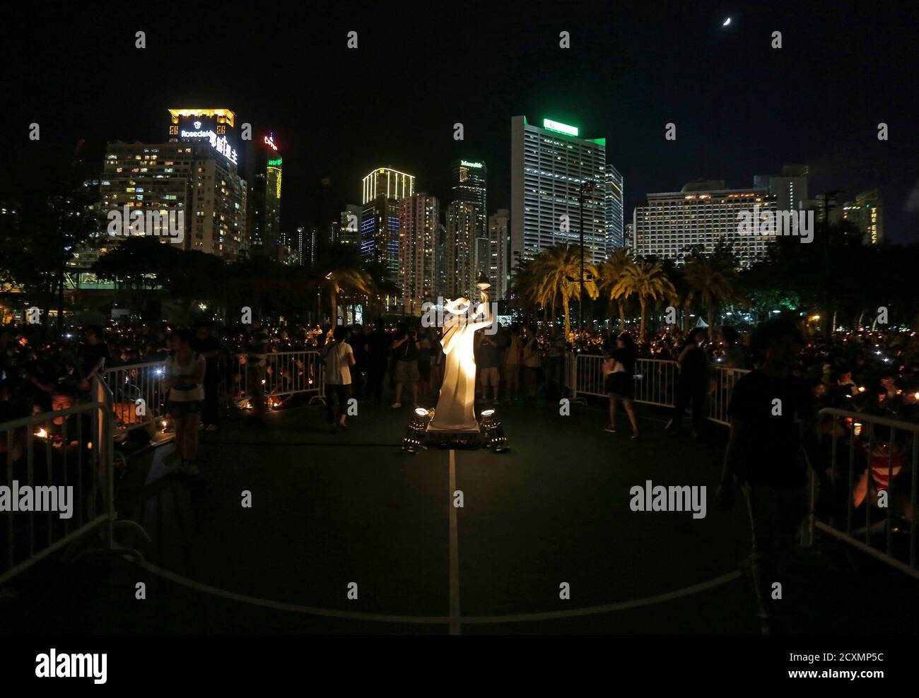1989 goddess of democracy statue hi-res stock photography and images ...