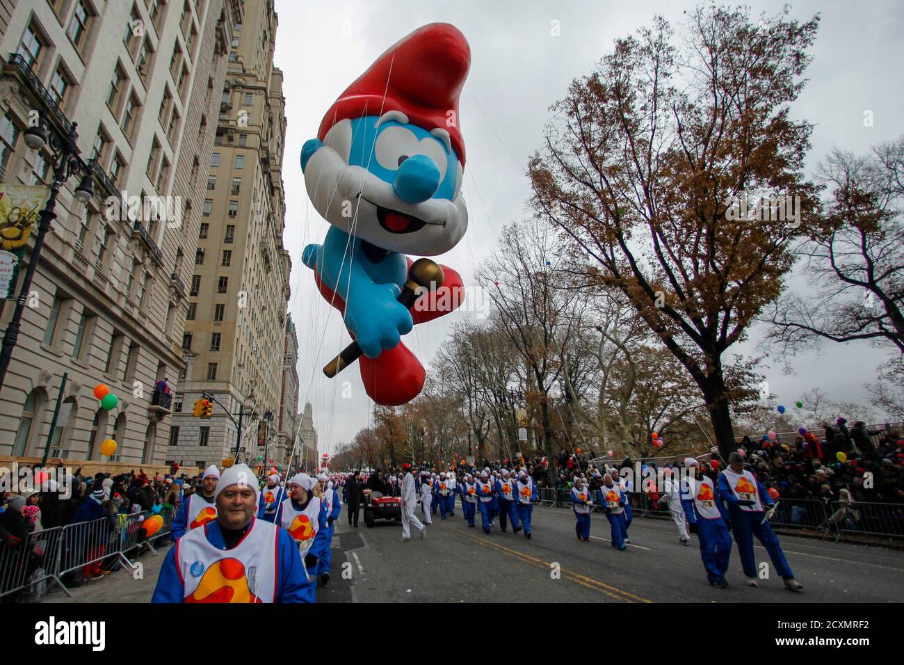 Macys the papa smurf balloon hi-res stock photography and images - Alamy