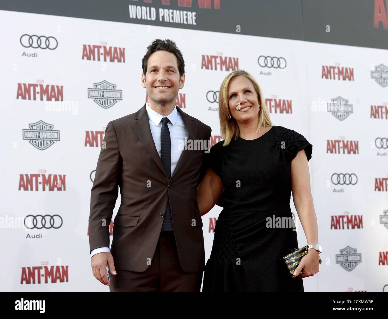 Paul rudd and wife julie yaeger hi-res stock photography and images - Alamy