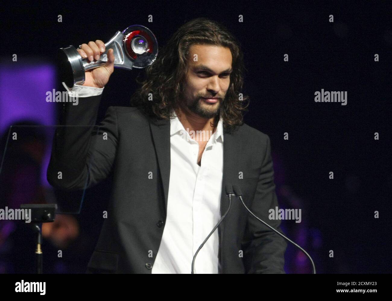 Jason momoa cinemacon male rising hi-res stock photography and images ...