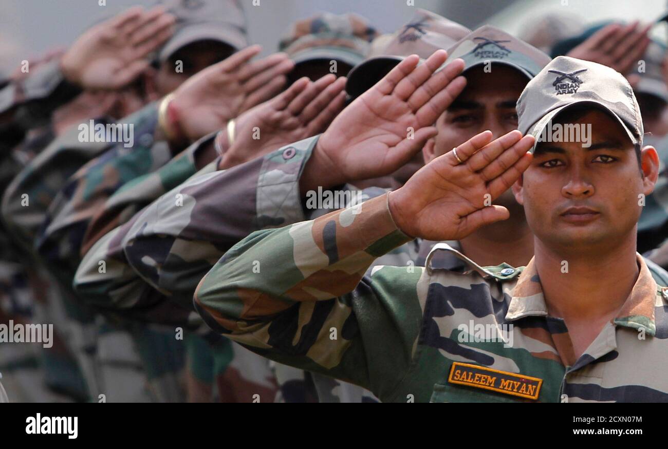 Indian army soldier on kashmir border hi-res stock photography and ...