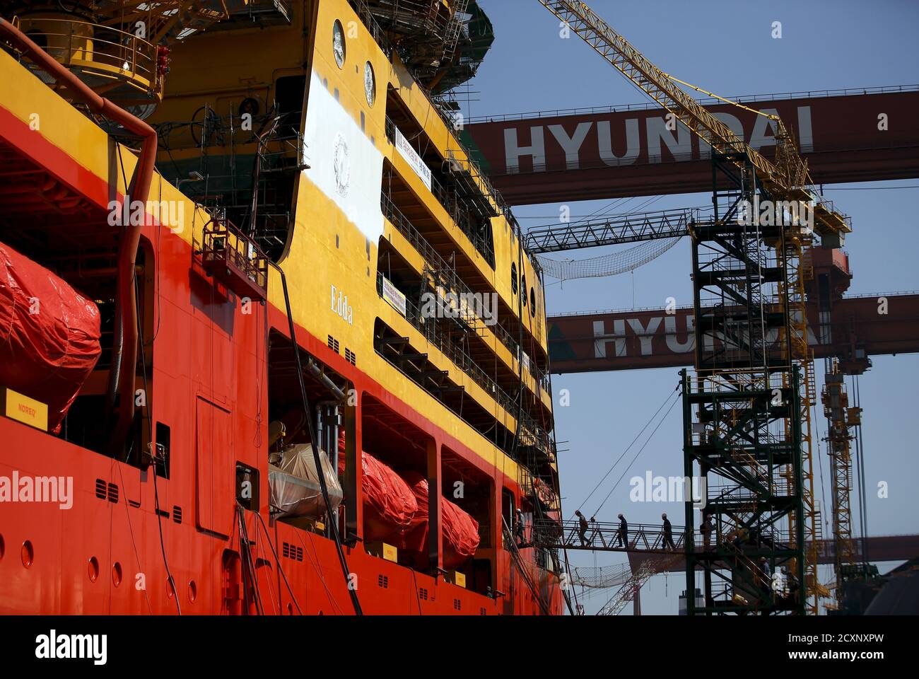 Hyundai heavy industries shipyard hi-res stock photography and images ...