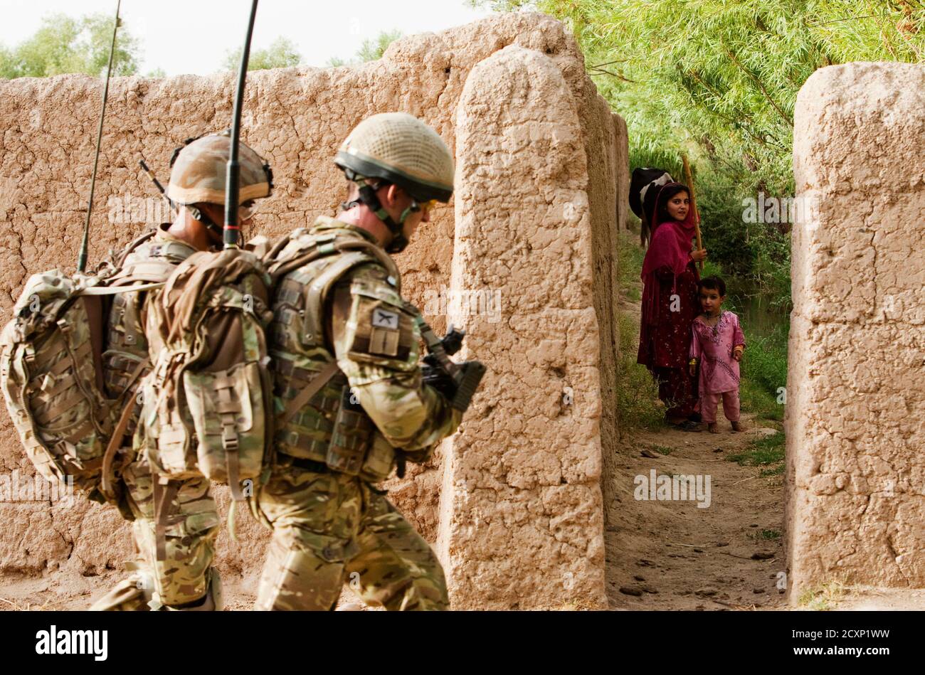 Defence afghanistan rifles hi-res stock photography and images - Alamy