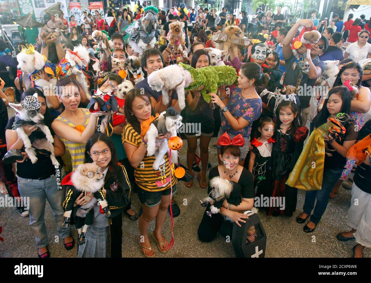 Philippine costume costumes hi-res stock photography and images - Alamy