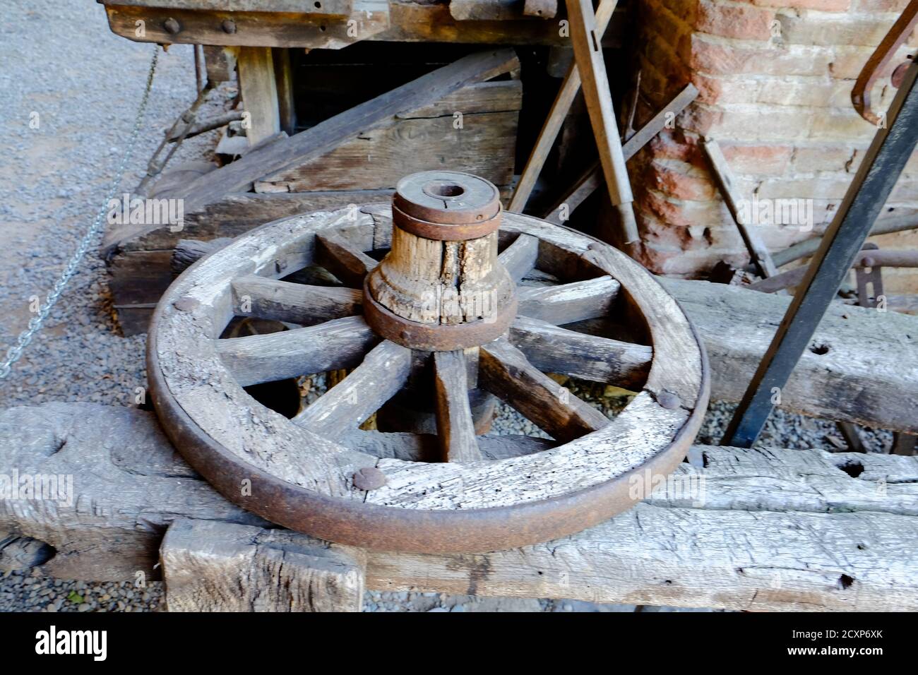 Wagon wheel bench hi-res stock photography and images - Alamy