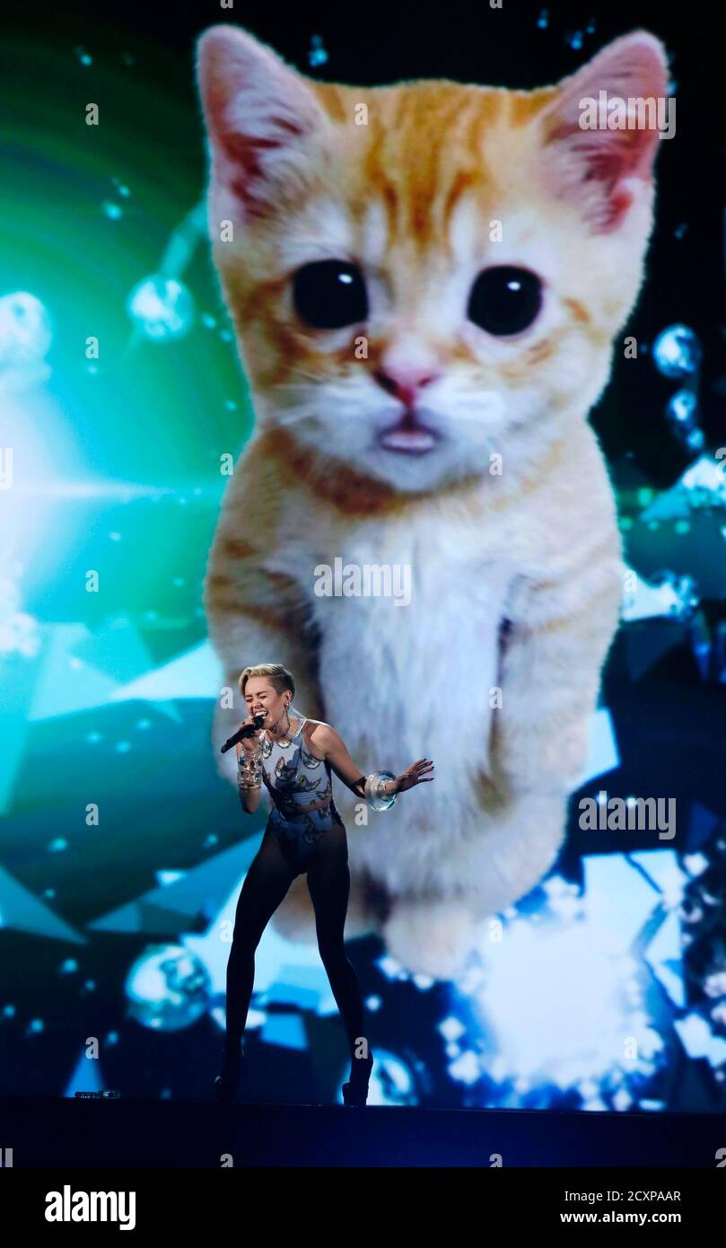 Miley cyrus wrecking ball hi-res stock photography and images - Alamy