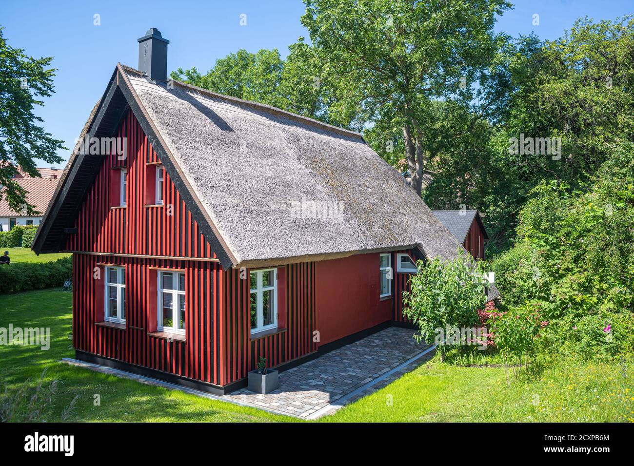 red cottage with thatched roof Stock Photo - Alamy
