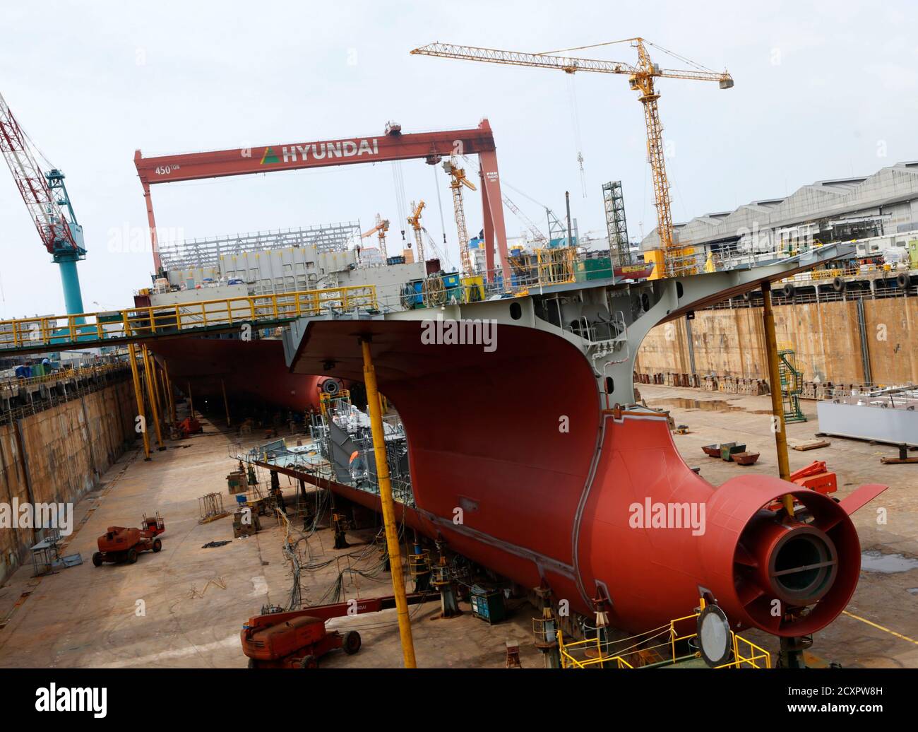 Shipyard hyundai heavy industries seen hi-res stock photography and ...