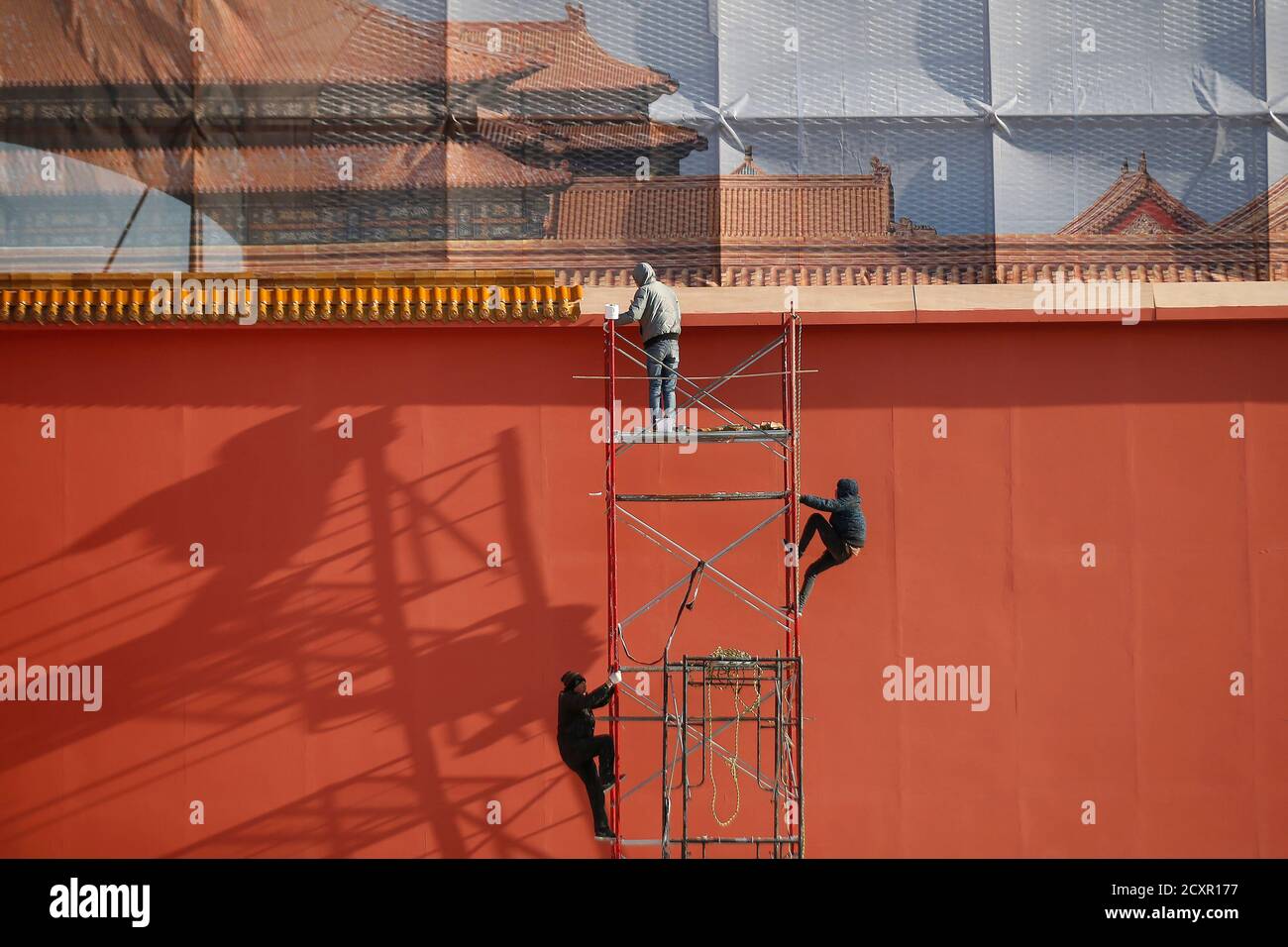 Work on scaffolding hi-res stock photography and images - Alamy