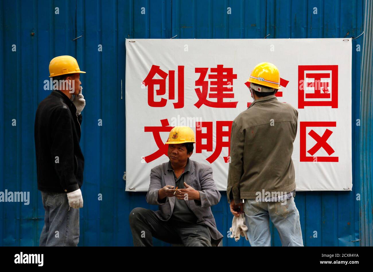Construction workers smoking hi-res stock photography and images - Alamy