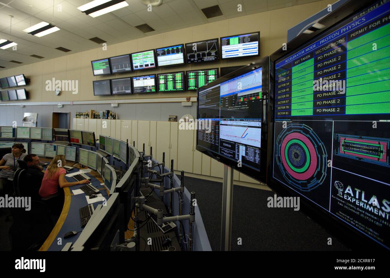 News room screens hi-res stock photography and images - Alamy