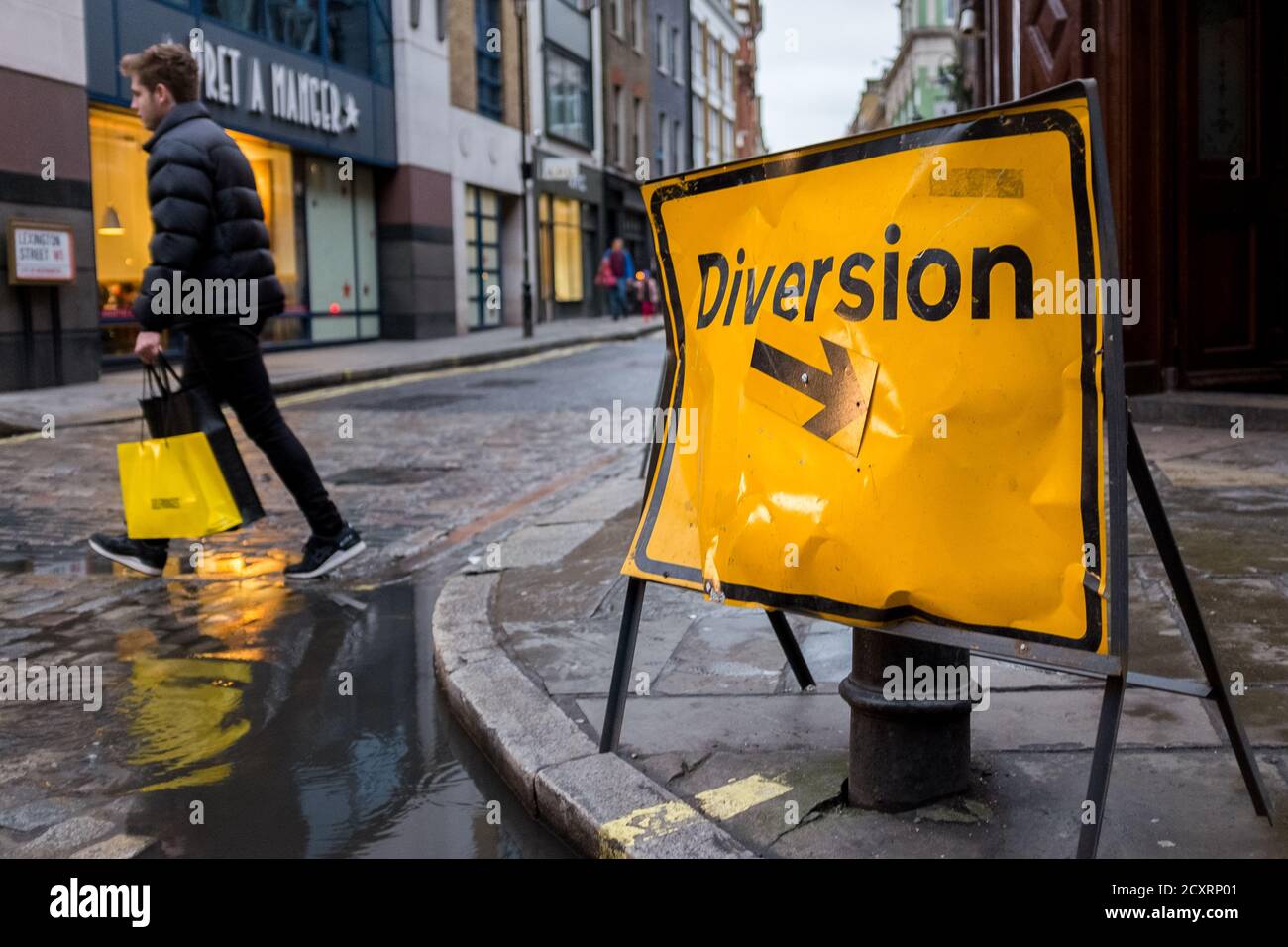 Yellow diversion sign hi-res stock photography and images - Alamy