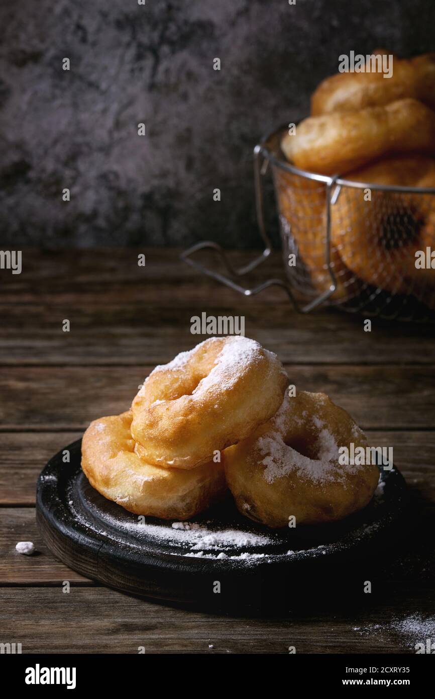 Serving in white style round hi-res stock photography and images - Alamy