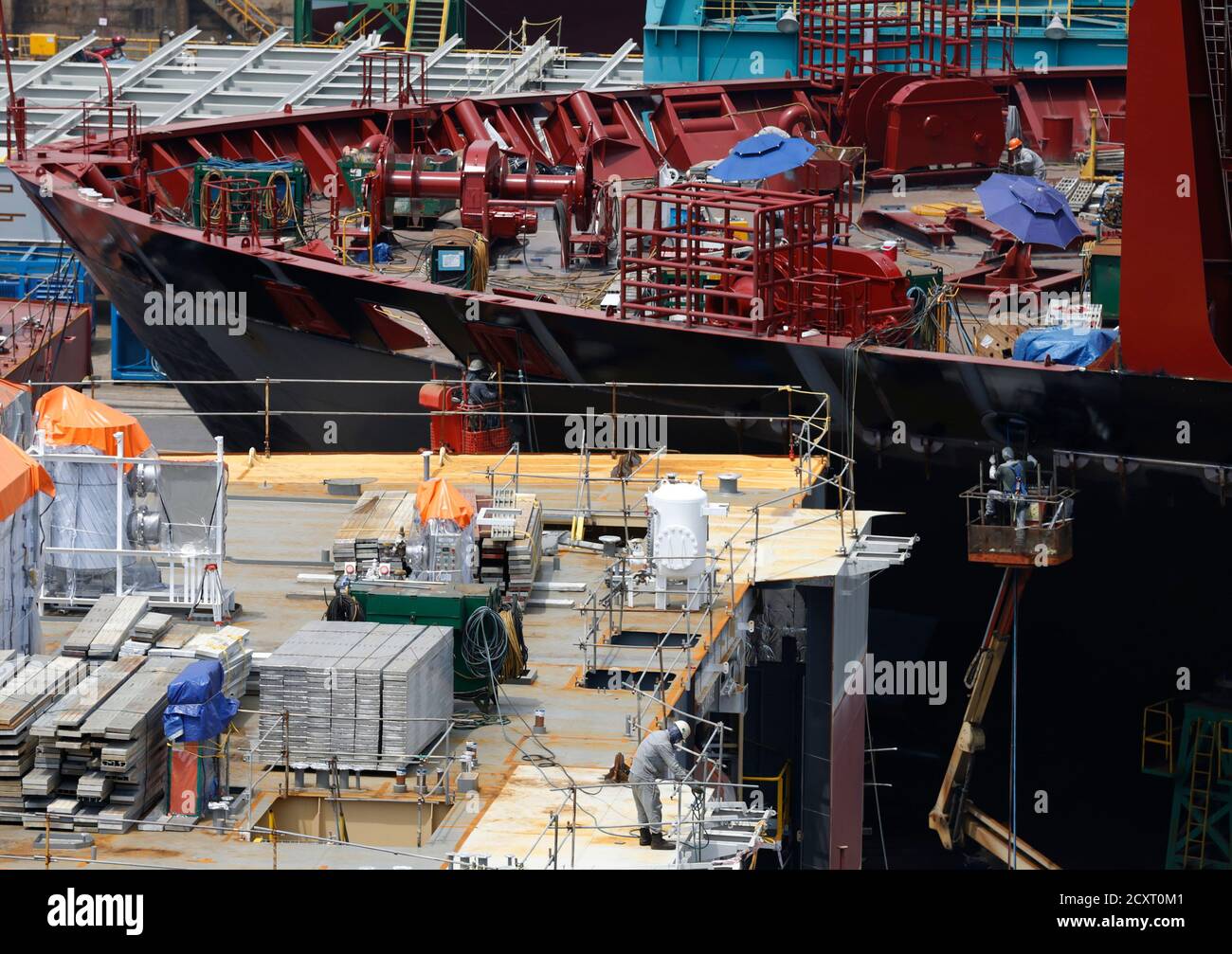 Hyundai heavy industries korea shipyard hi-res stock photography and ...