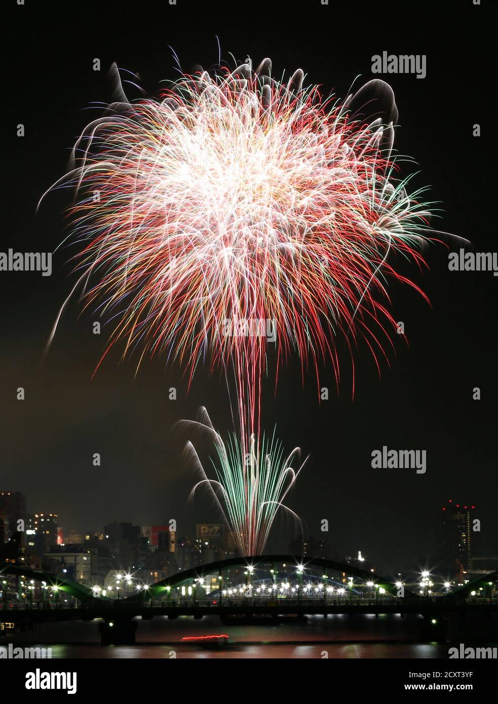 Sumida river fireworks festival hi-res stock photography and images - Alamy