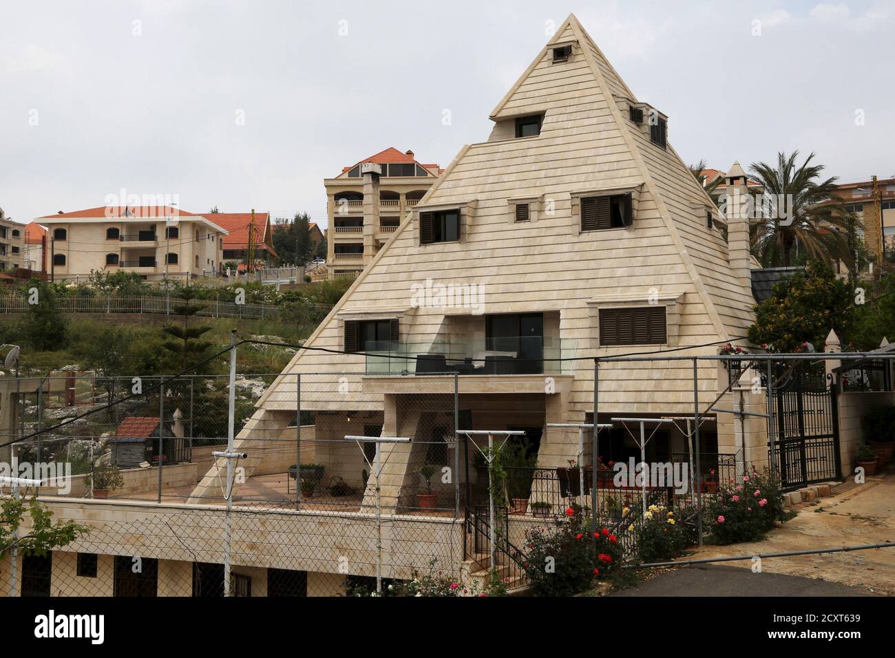 Pyramid shape temples hi-res stock photography and images - Alamy