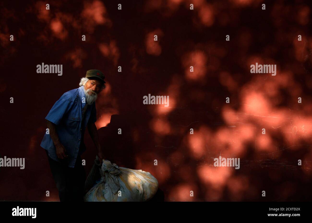 Homeless china chinese man hi-res stock photography and images - Alamy