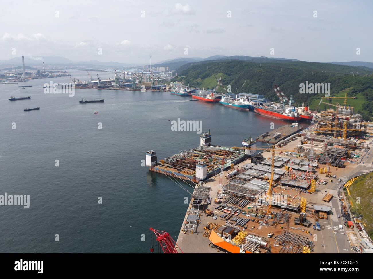 Hyundai heavy industries shipyard hi-res stock photography and images ...