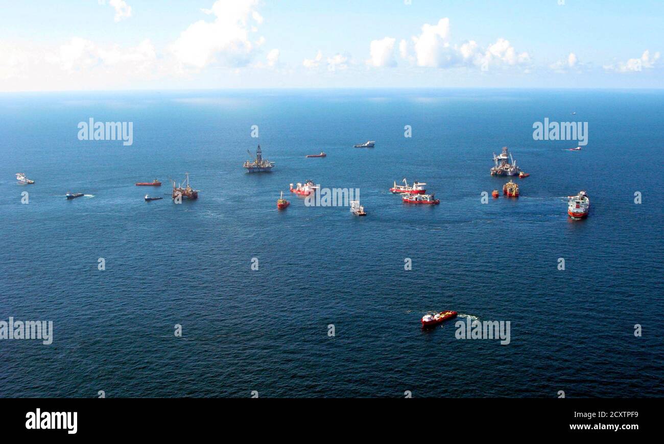 Oil spill operation hi-res stock photography and images - Alamy