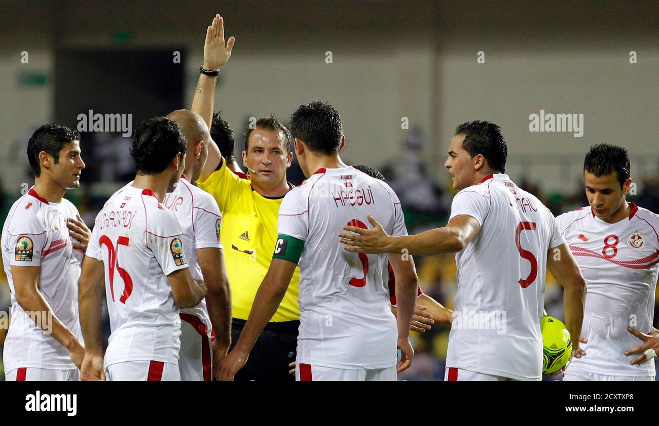 Soccer referee makes call hi-res stock photography and images - Alamy