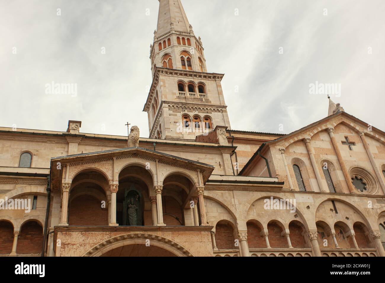 Modena cathedral facade detail hi-res stock photography and images - Alamy
