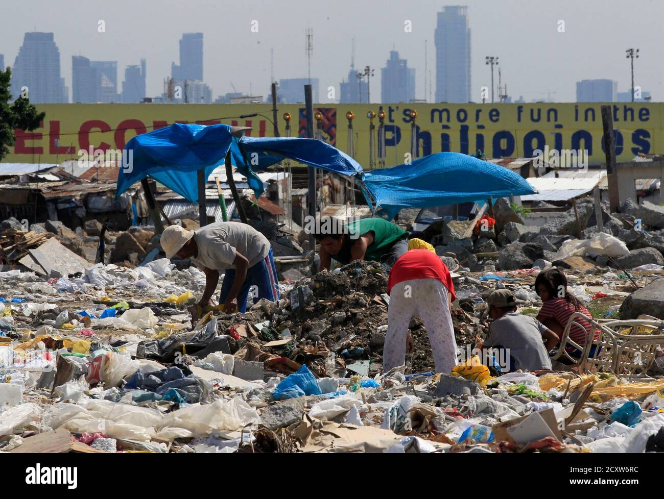 Philippines manila city garbage people hi-res stock photography and ...