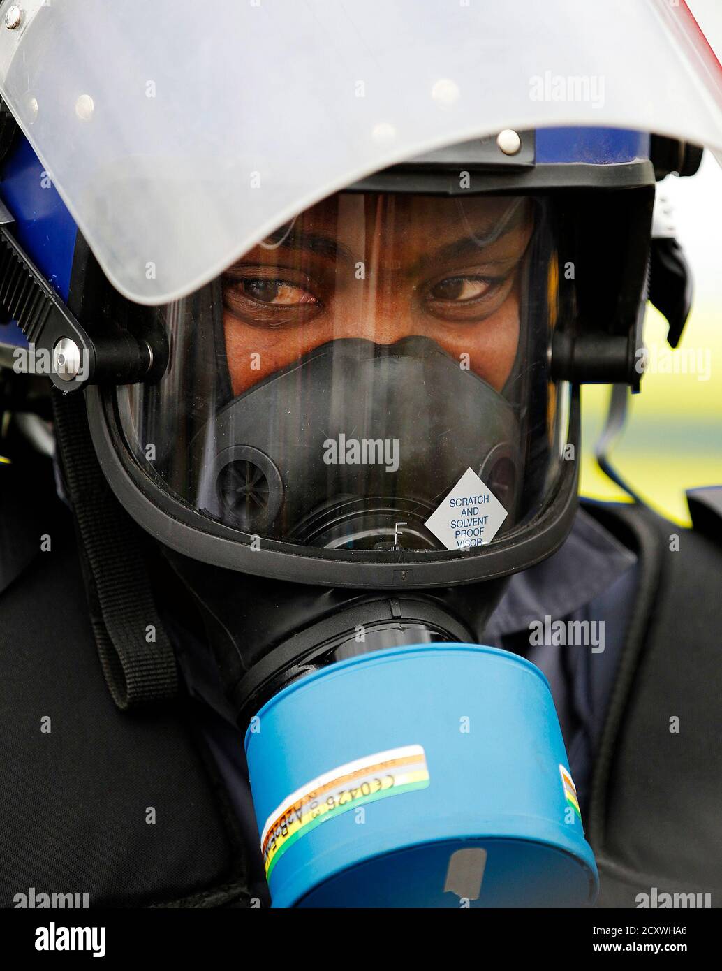 Police officer wearing gas mask hi-res stock photography and images - Alamy